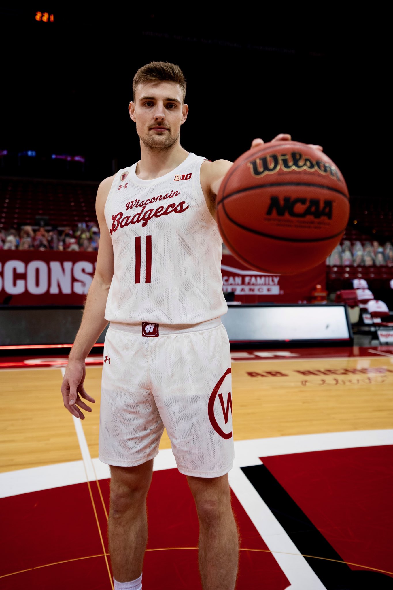 Badgers basketball to wear player-designed alternate uniform - Uniform ...